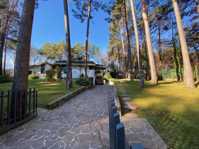 Villa in vendita ad Appiano Gentile via delle Magnolie