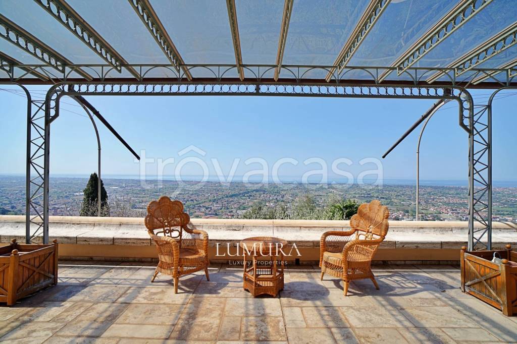 Villa in vendita a Pietrasanta via Santa Maria, 38