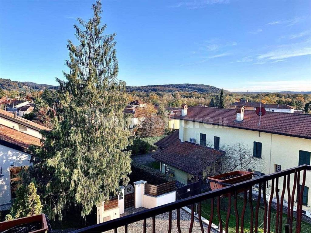 Attico in in vendita da privato ad Angera via Cavalieri di Vittorio Veneto, 7