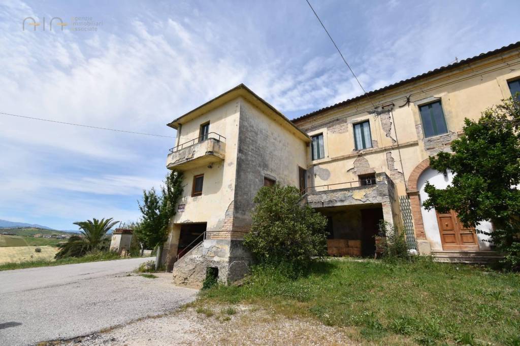 Rustico in vendita ad Appignano del Tronto contrada Valle San Martino, 81