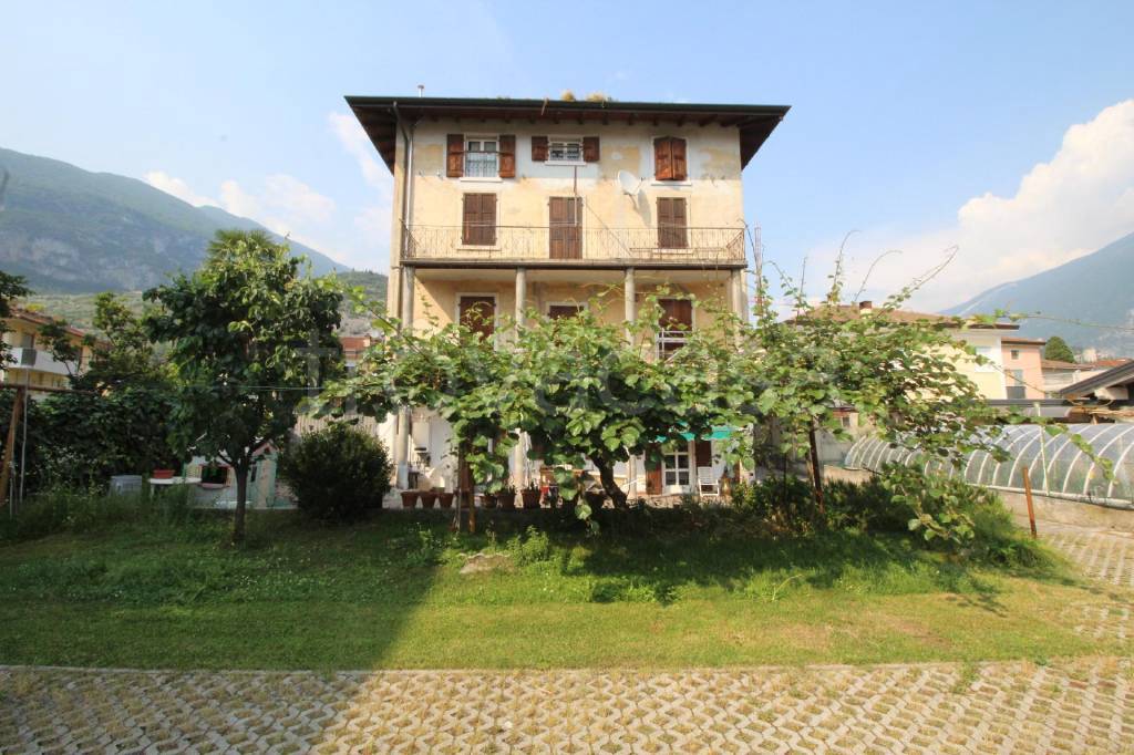 Villa in vendita ad Arco viale dei Capitelli