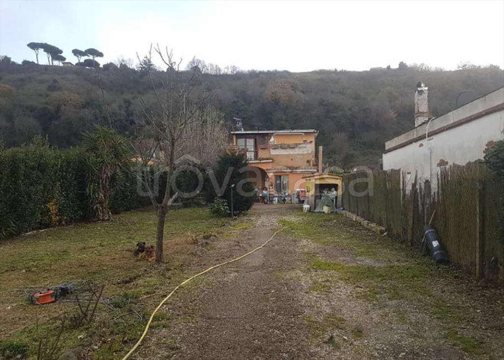 Villa all'asta ad Ariccia via dell'Emissario, 7