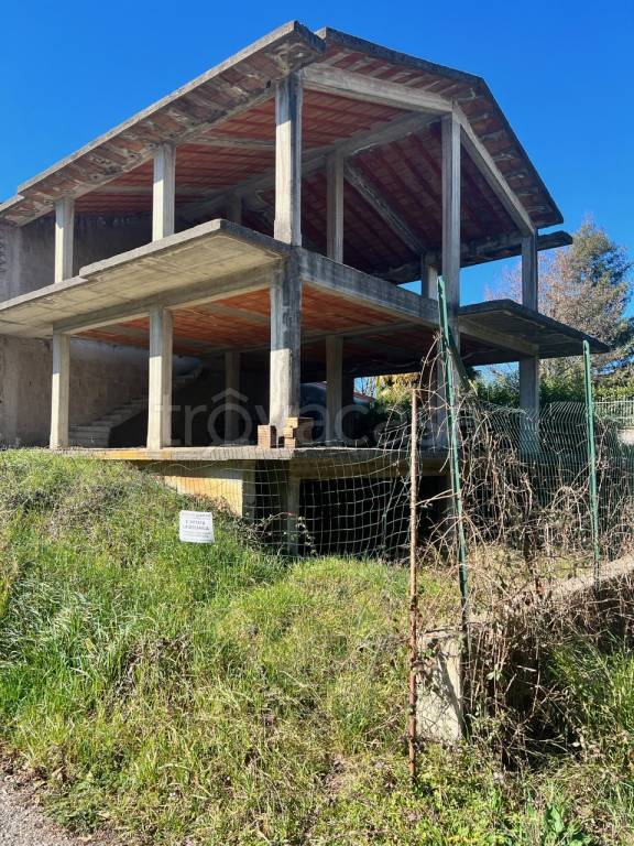 Rustico in vendita a Frosinone via Casilina Nord, 359