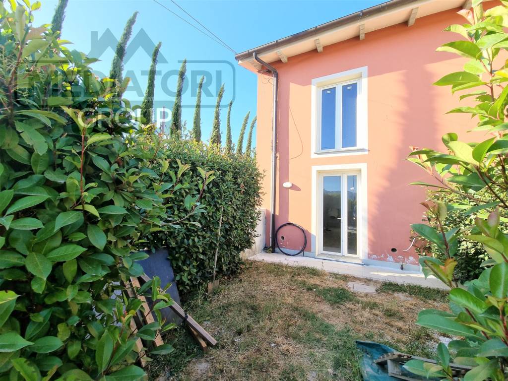 Casa Indipendente in vendita a Pistoia via di San Martino