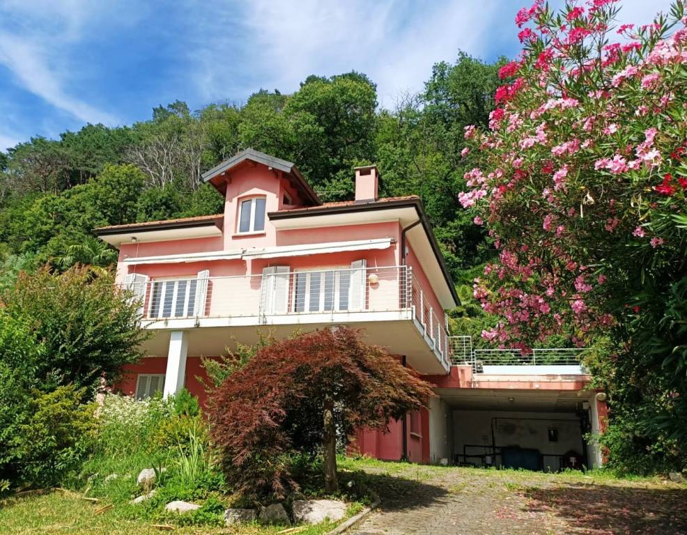 Villa in vendita ad Angera