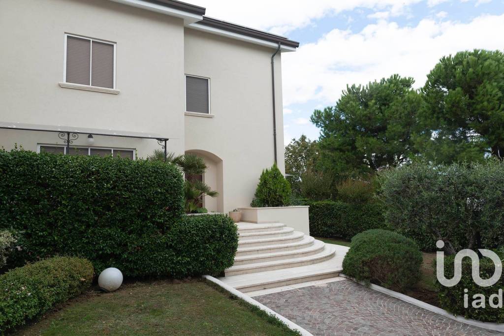 Villa in vendita a Civitanova Marche via Molise, 112