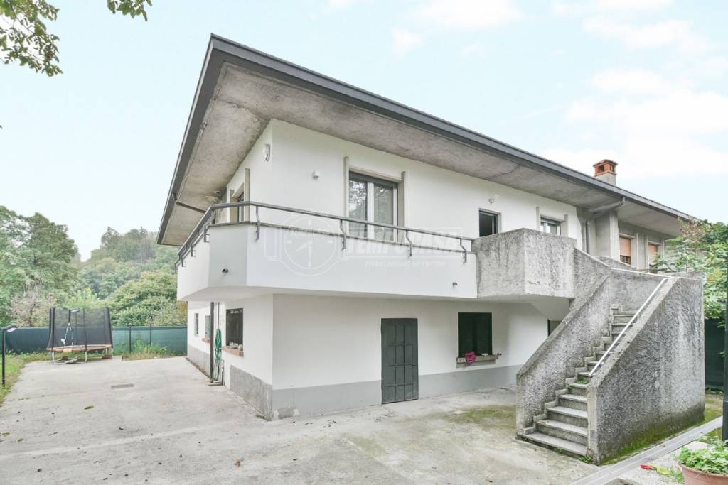 Villa Bifamiliare in vendita a Capiago Intimiano via Serenza 20