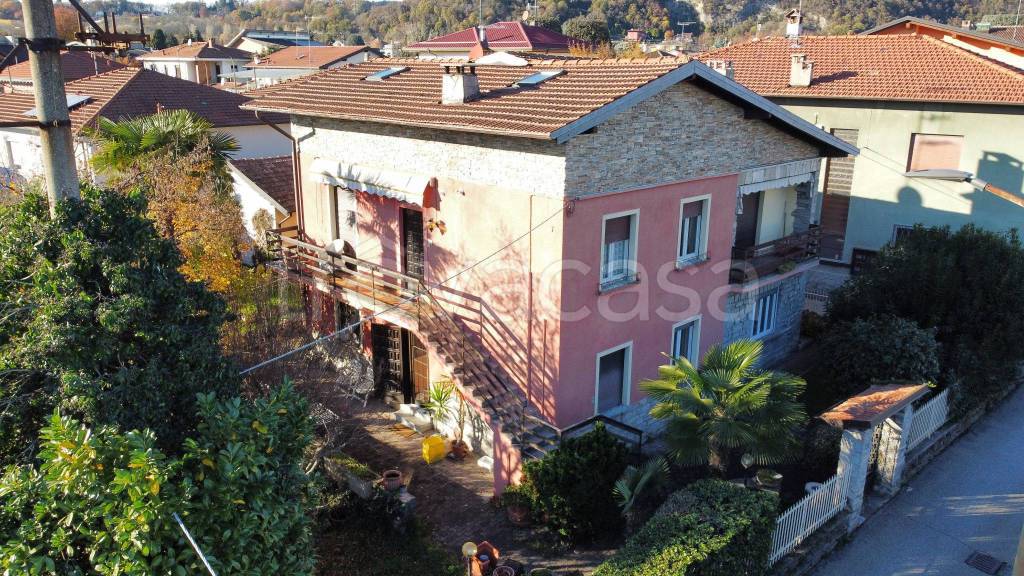 Villa in vendita ad Arona via Campo dei Fiori, 14