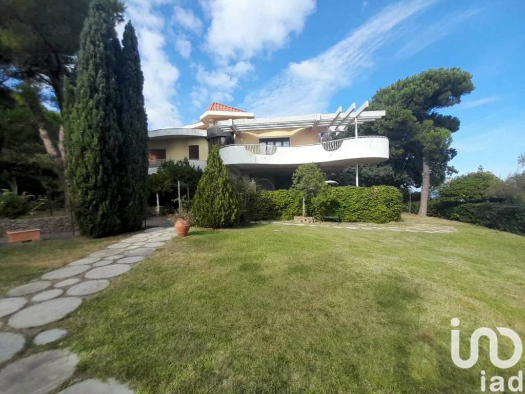 Villa in vendita a Roseto degli Abruzzi localitã  contrada borsacchio, 18