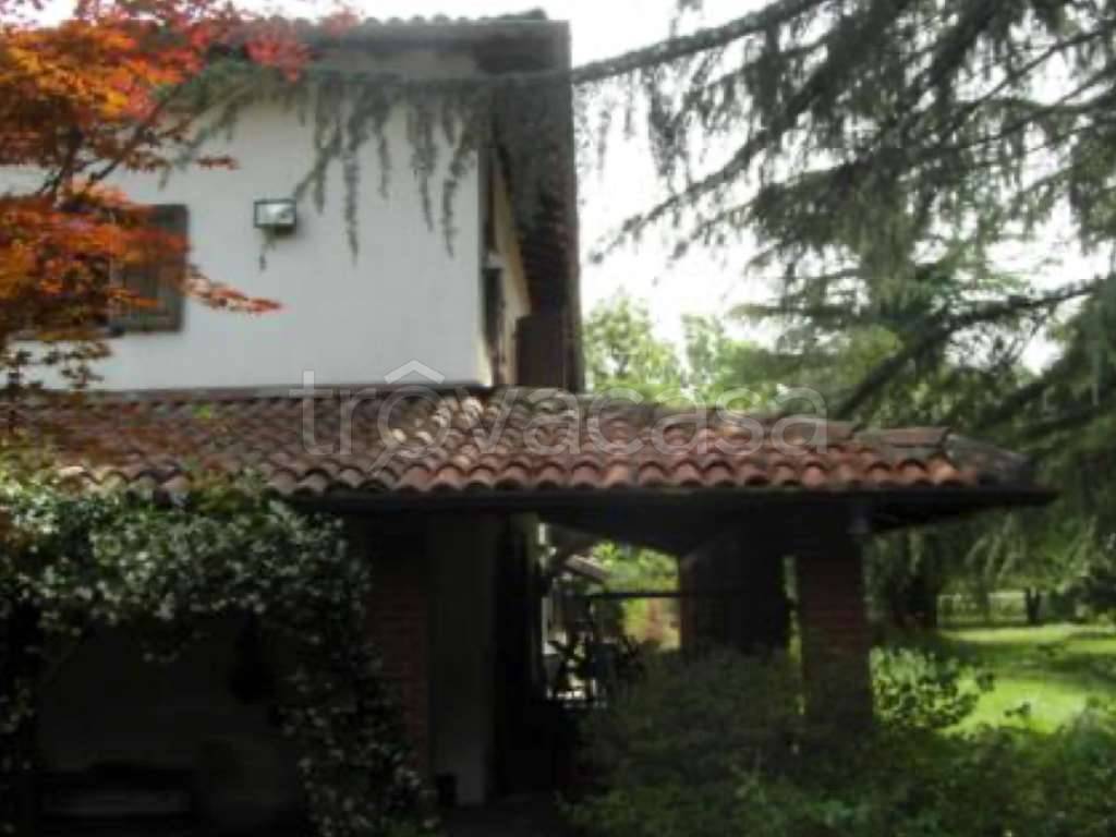 Villa all'asta ad Angera localita' Torbera , 1