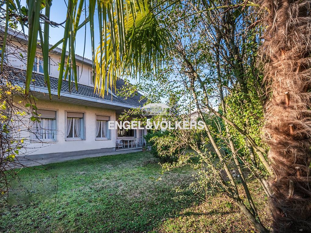 Villa Bifamiliare in vendita a Besana in Brianza via Papa Giovanni xxiii, 9