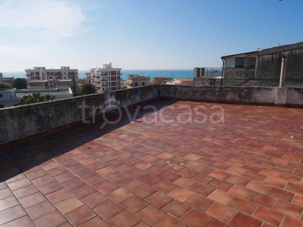 Appartamento in in vendita da privato a Rodi Garganico piazza Padre Pio