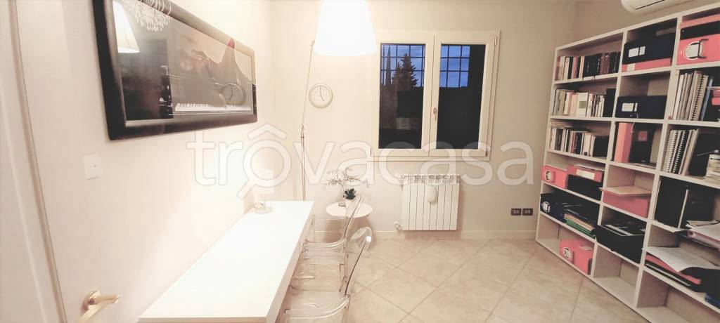 Villa a Schiera in vendita a Prato via Renzo degli Innocenti