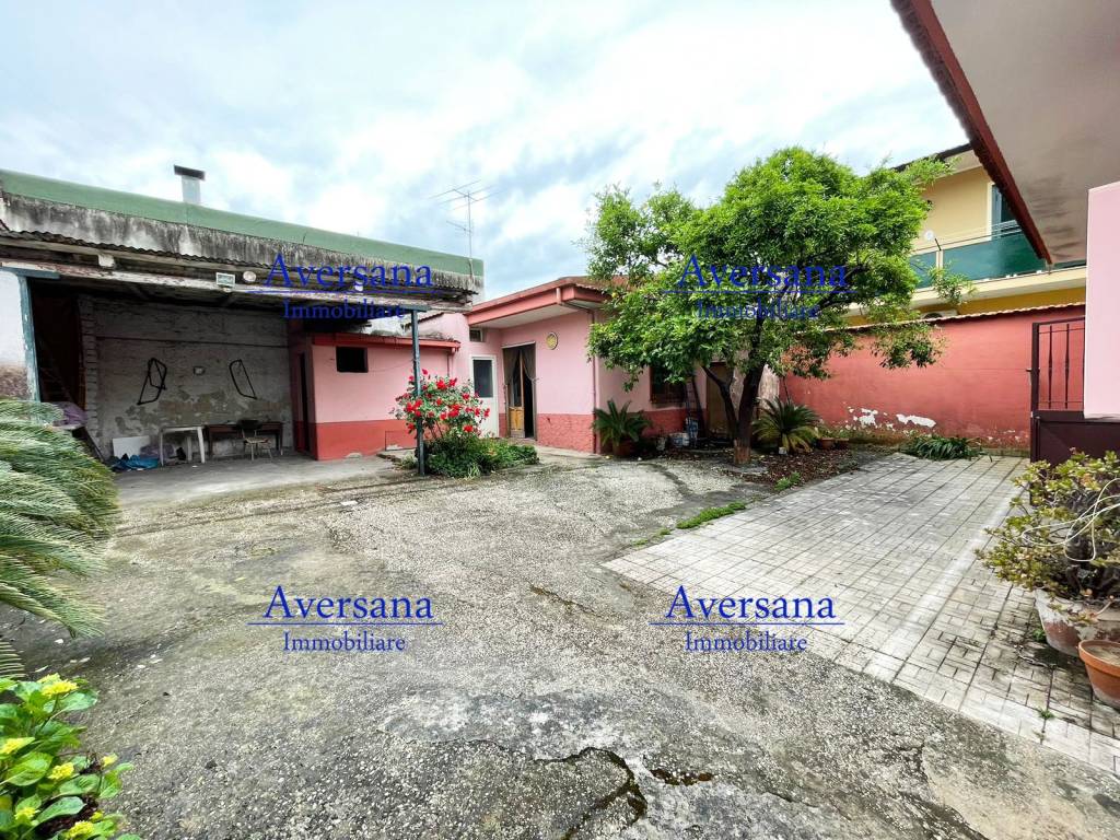 Villa in vendita a Parete via Aldo Moro