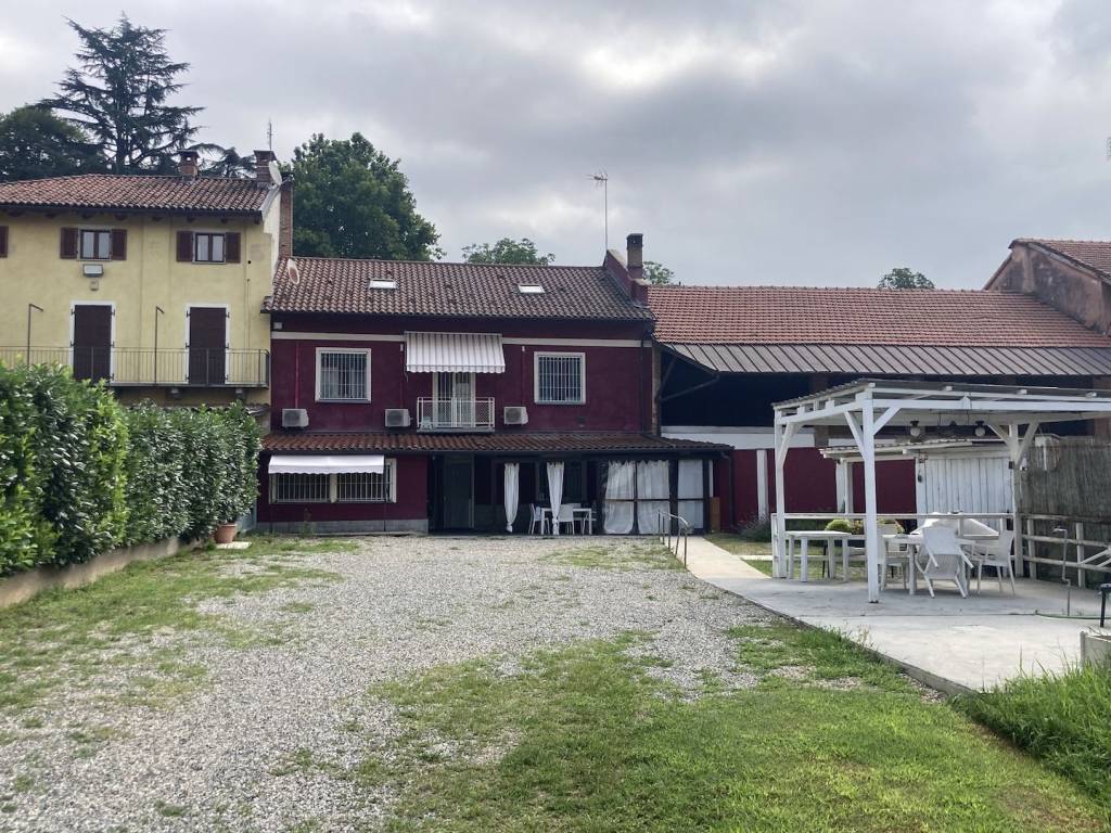 Casa Indipendente in vendita a Chieri strada del Chiaventone