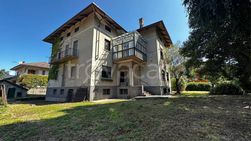 Villa in vendita a Borgosesia viale Rimembranze