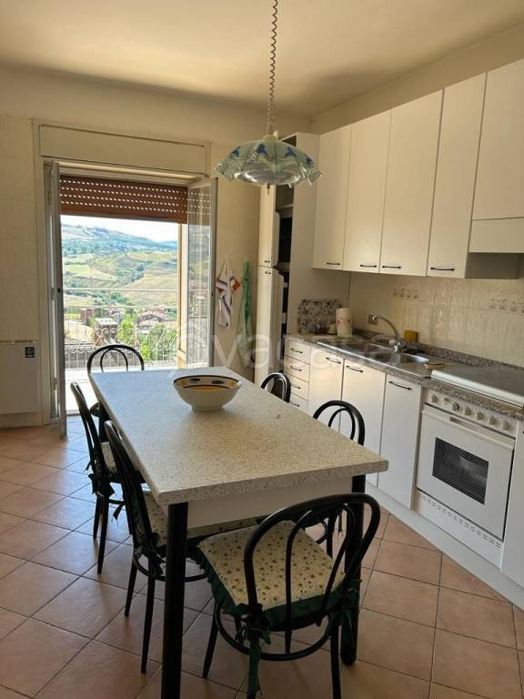 Appartamento in in vendita da privato a Valguarnera Caropepe via Taranto, 7