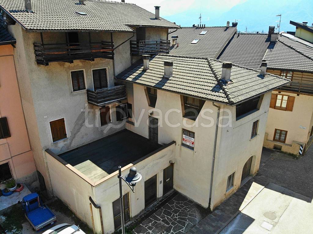 Villa Bifamiliare in vendita a Calceranica al Lago via a. Tartarotti