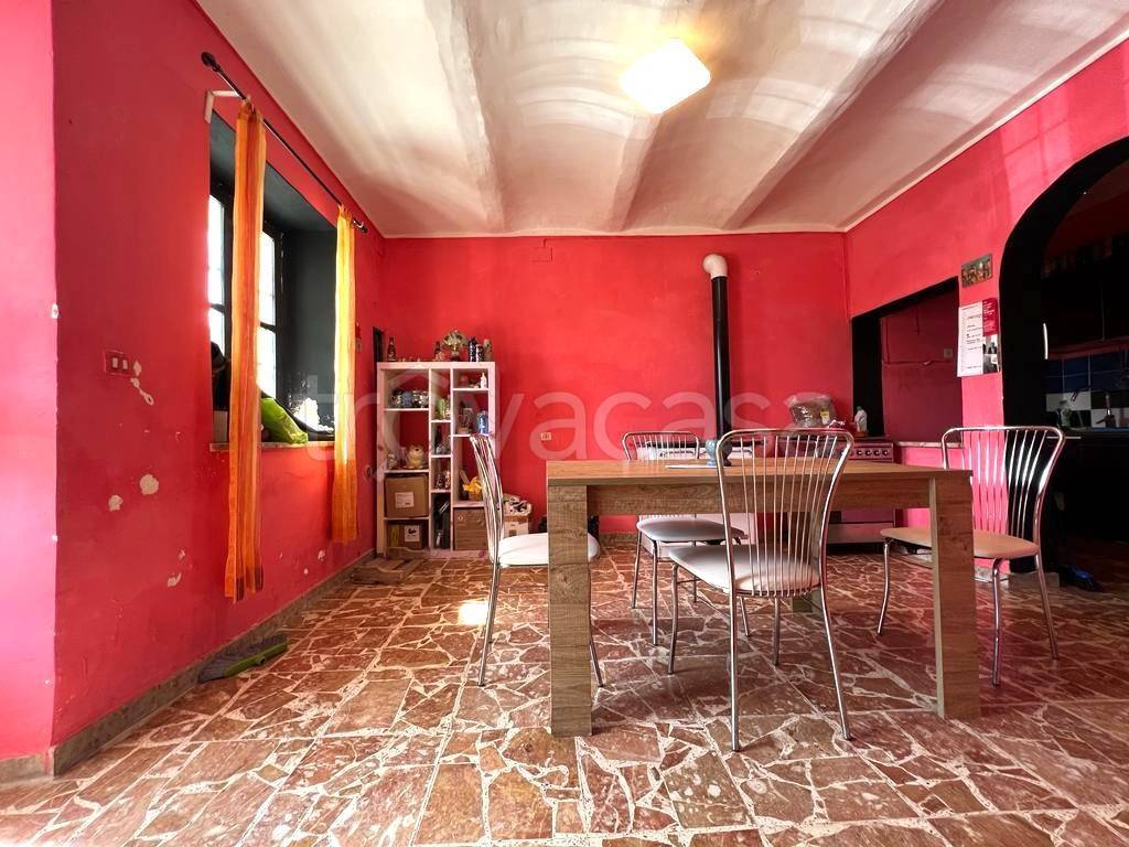 Casa Indipendente in vendita a Vezza d'Alba regione Val Rubiagno