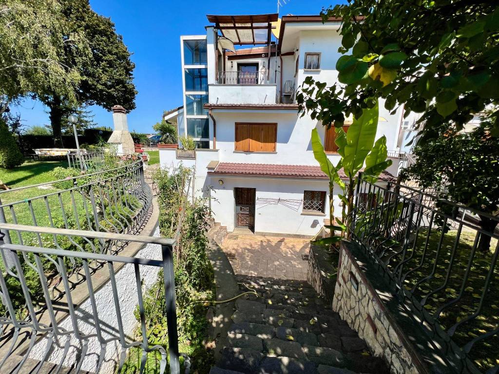Villa Bifamiliare in in vendita da privato a Marino via Nettunense, 93