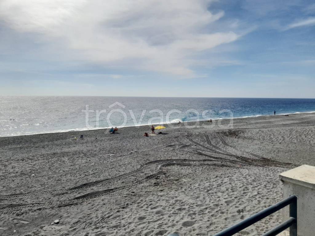 Appartamento in vendita a Roccalumera via Lungomare Cristoforo Colombo, 3