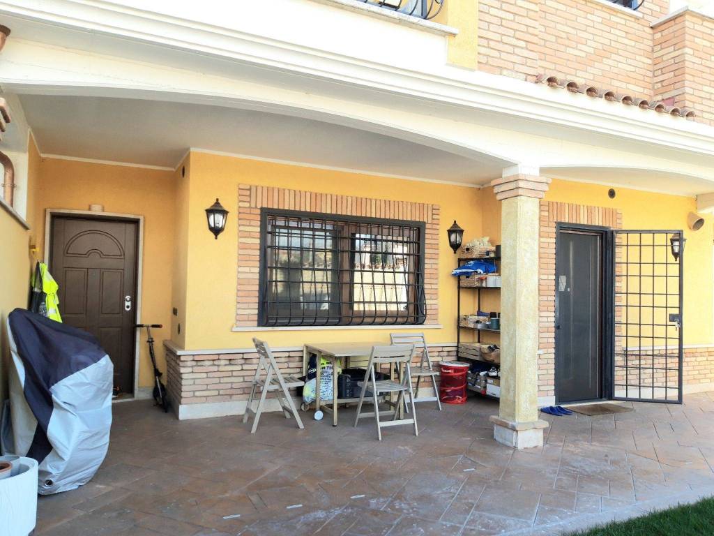Villa a Schiera in in vendita da privato a Pomezia via delle Mimose, 5B