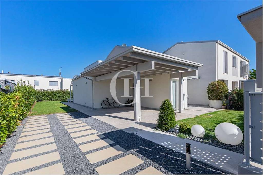 Villa in vendita a Peschiera del Garda via Pastore, 10