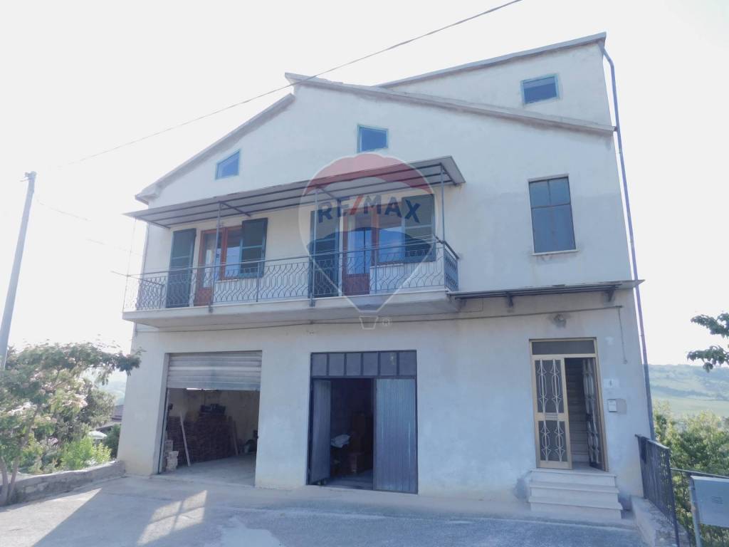 Casa Indipendente in vendita ad Ari via Foro, 4