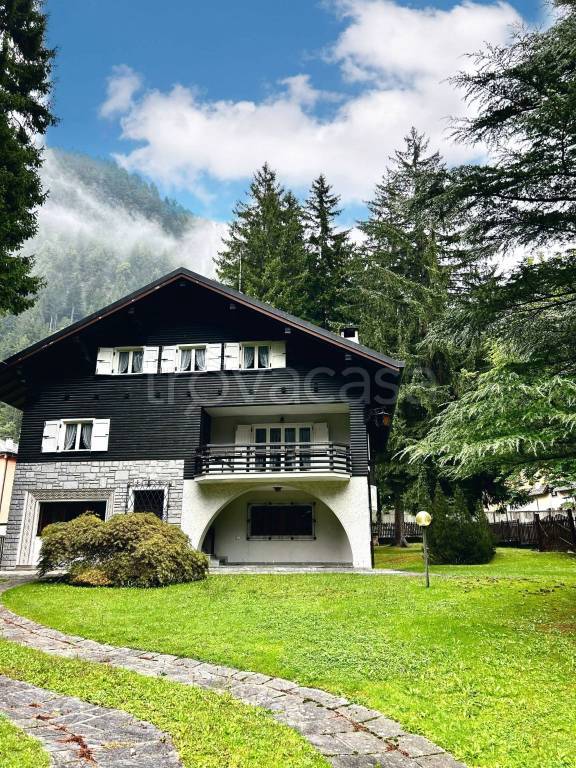 Villa in vendita a Campodolcino via Acero, 1