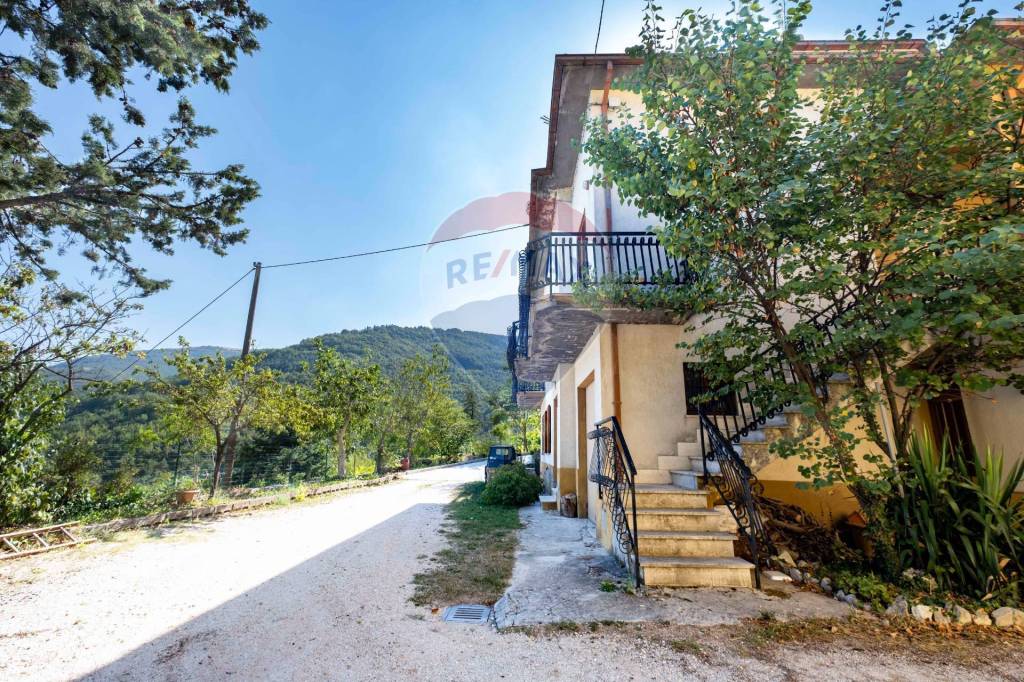 Casa Indipendente in vendita ad Apiro strada Panoramica San Vicino Canfaito, 17