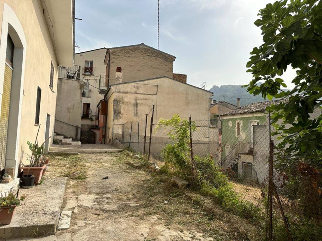 Casa Indipendente in vendita a Bussi sul Tirino via Stoviglieri, 20