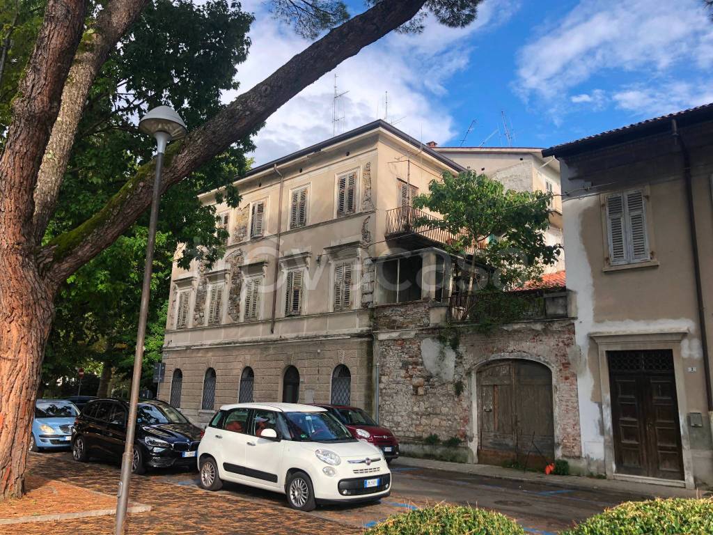 Intero Stabile in vendita a Gorizia via Francesco Petrarca