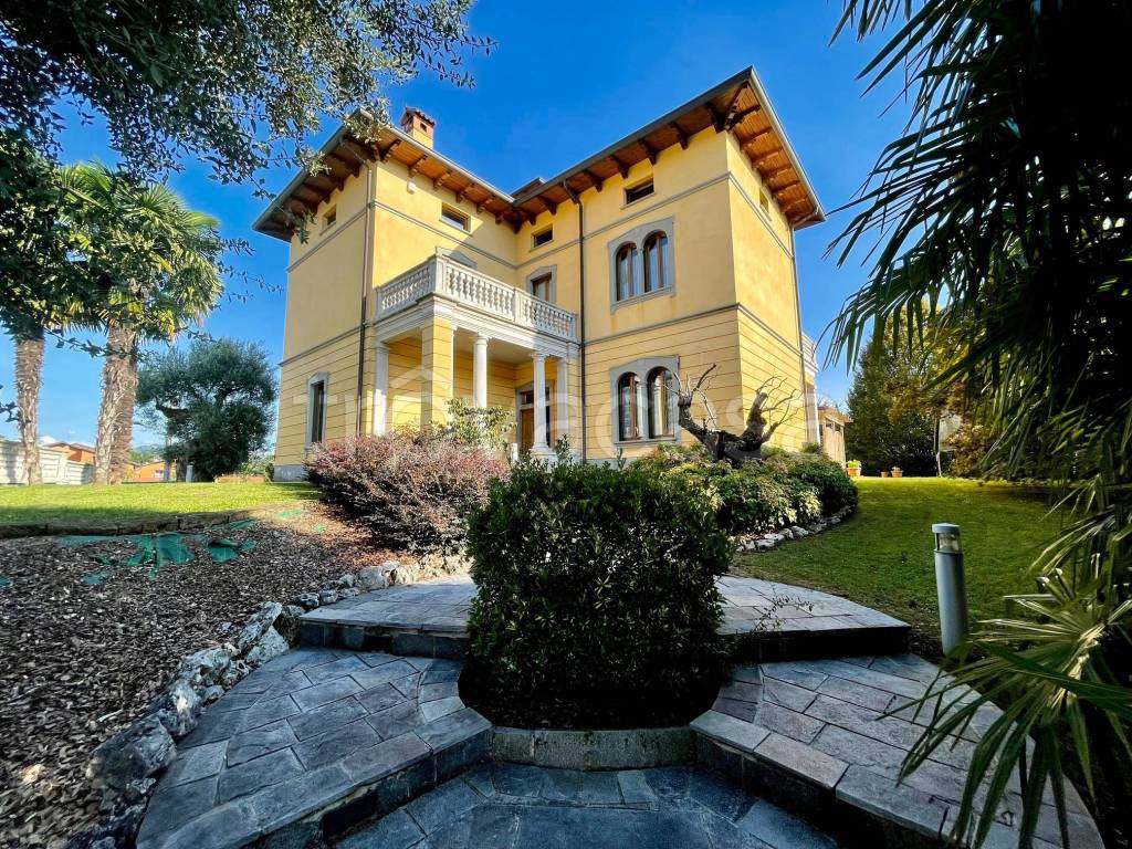 Villa in vendita a Calco via Vittorio Veneto, 9