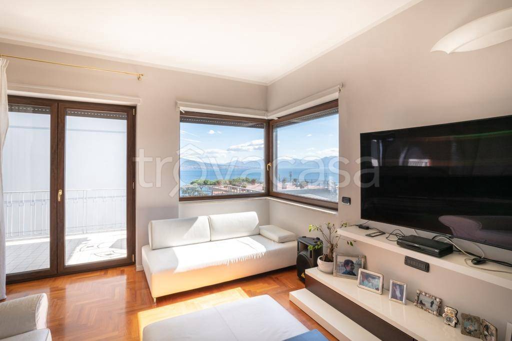 Appartamento in vendita a Napoli via Orazio, 143