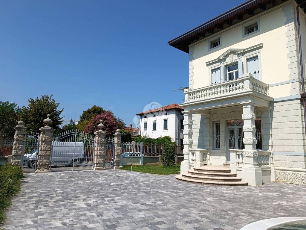 Intero Stabile in vendita a Udine via Sacile