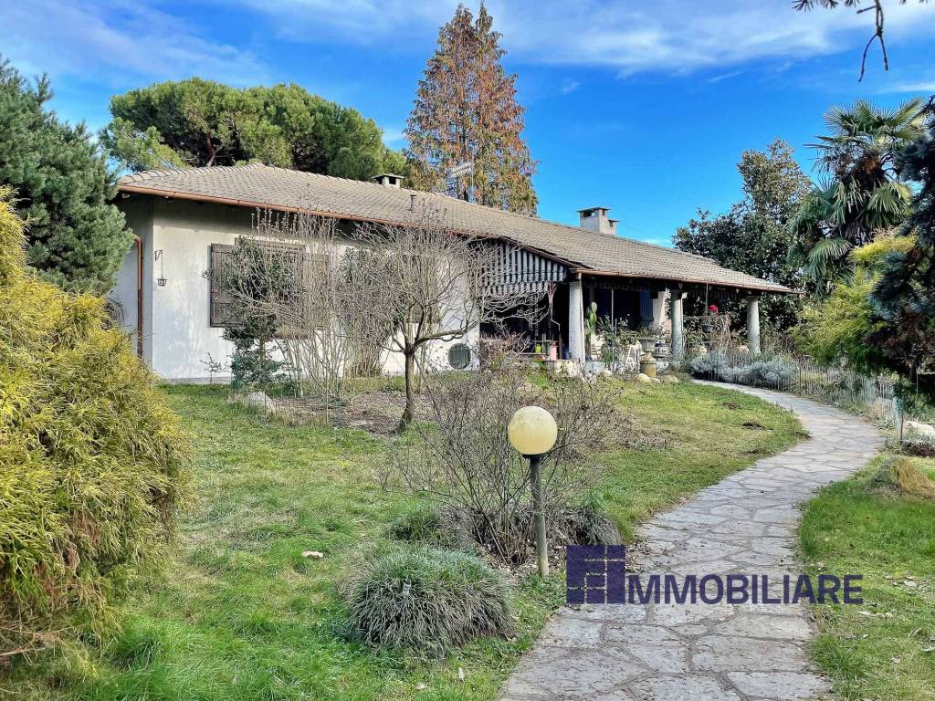 Villa in vendita ad Angera via Salvador Allende