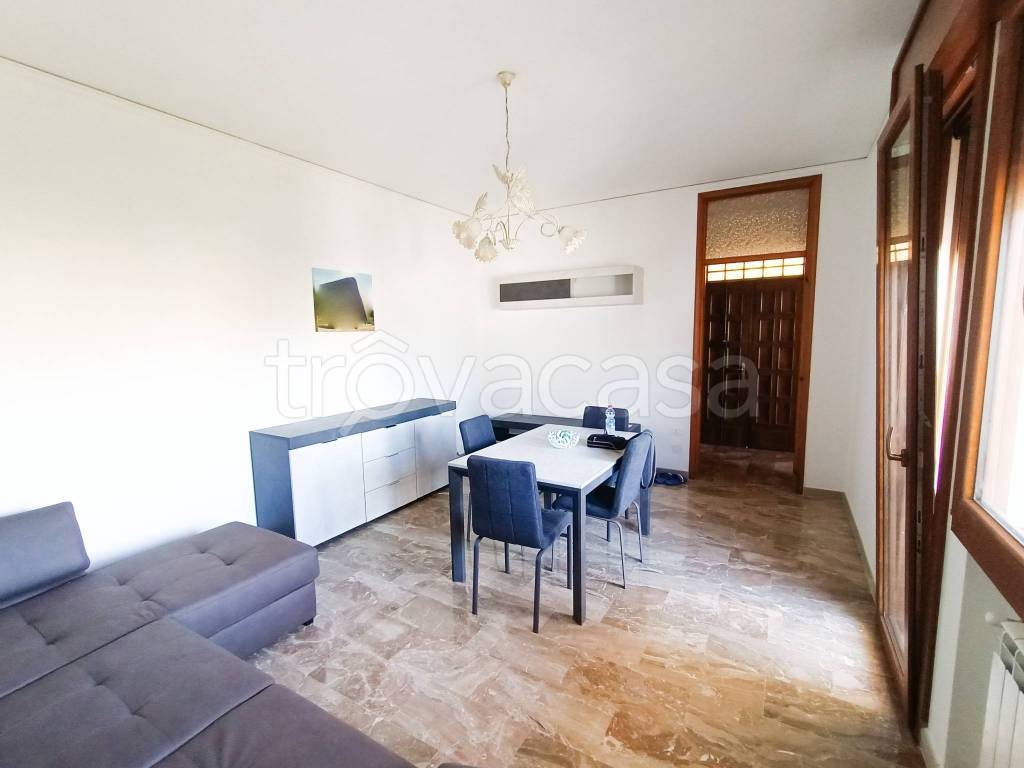 Appartamento in vendita ad Adria via Peschiera