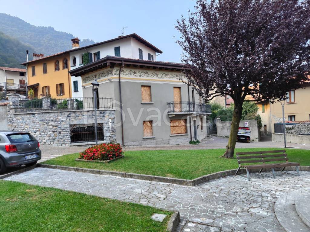 Casa Indipendente in vendita a Oliveto Lario piazza Nestore Capitano Ferretti
