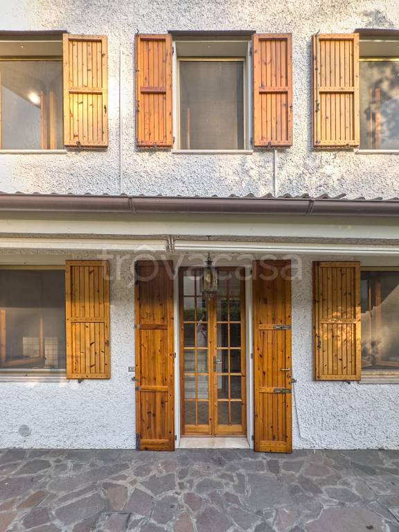 Villa Bifamiliare in vendita a Novellara via Mahatma Gandhi, 4