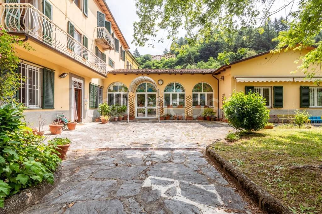 Villa Bifamiliare in vendita a Bagni di Lucca viale Casinò Municipale, 4