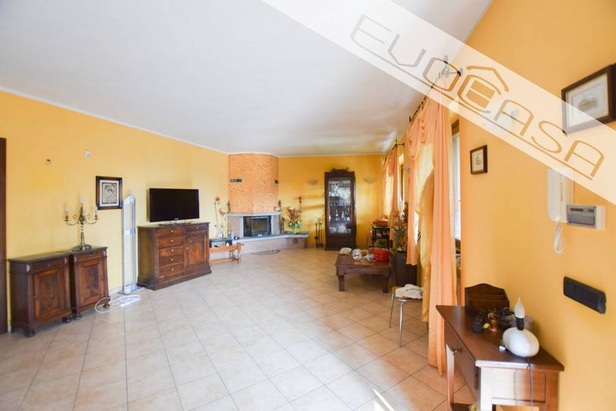 Cascina in vendita a Cavour via Castellani, 27