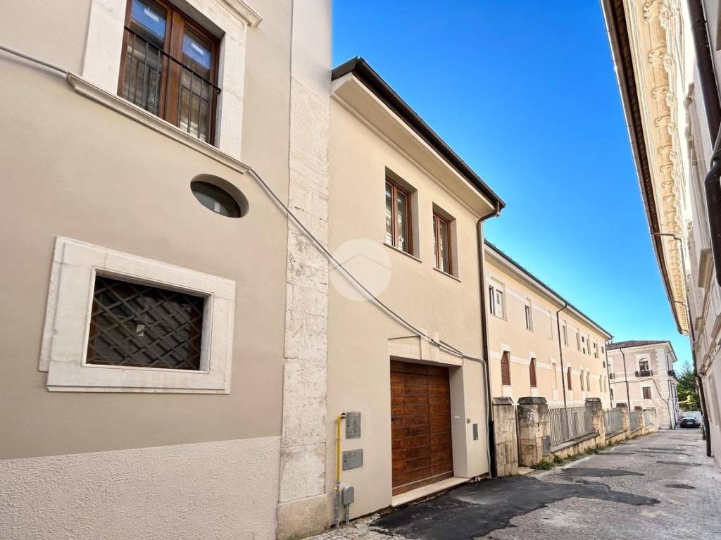 Casa Indipendente in vendita a L'Aquila via Monteluco, 6