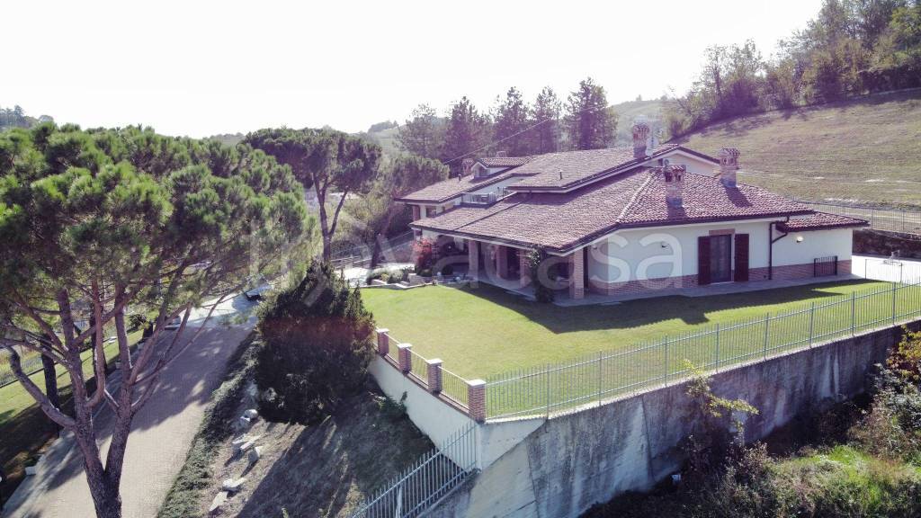 Villa in vendita ad Alba strada Bacona, 24