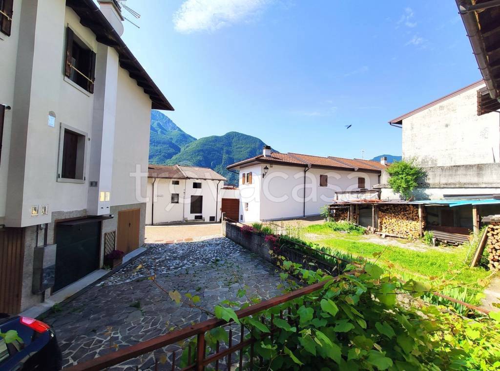 Villa in vendita ad Amaro via Latteria s.n.c