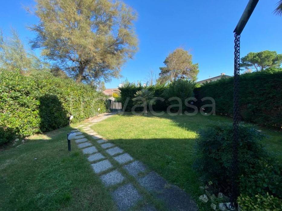 Villa Bifamiliare in vendita a Rosolina via Quinta Strada, 11