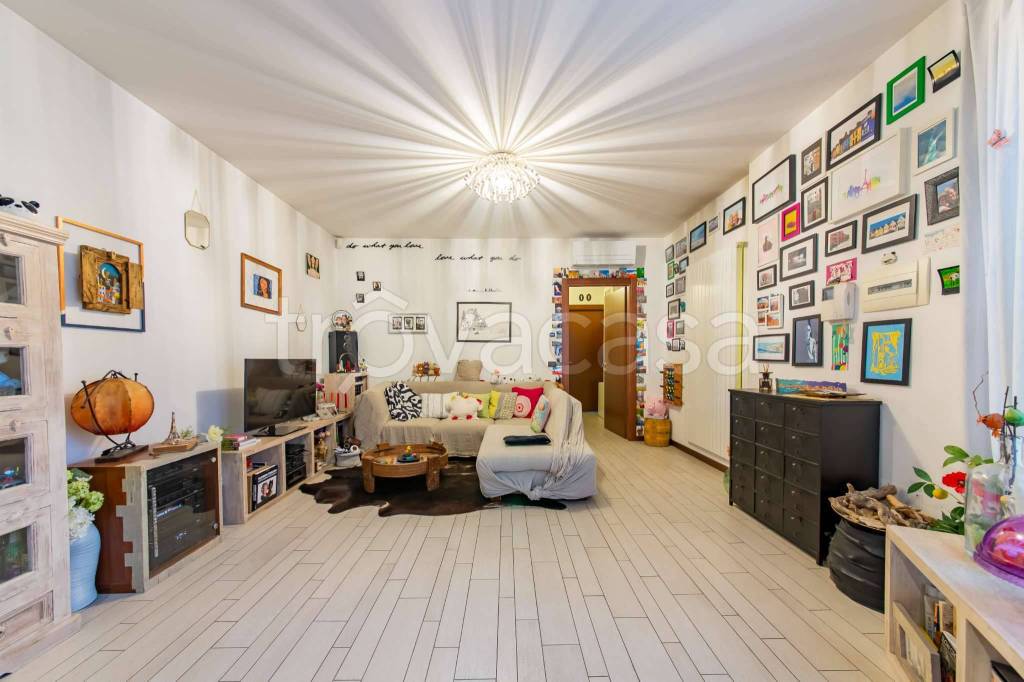 Appartamento in vendita a Bollate via Montanari 15