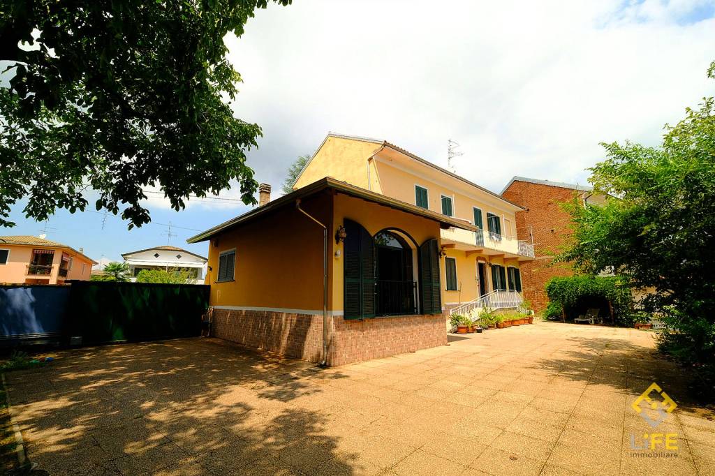 Villa in vendita a Galliate
