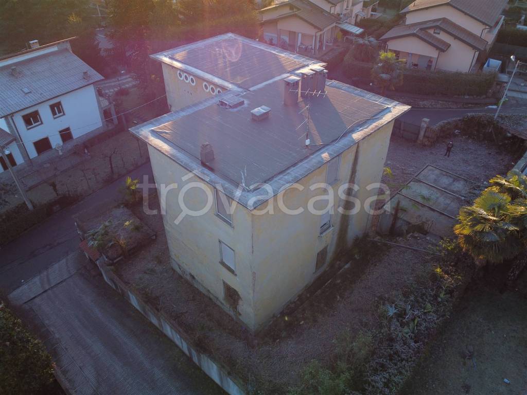 Intero Stabile in vendita ad Azzate via Fiume, 17