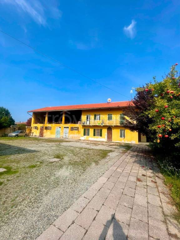 Casale in vendita a Crescentino via Michelangelo Buonarroti, 10