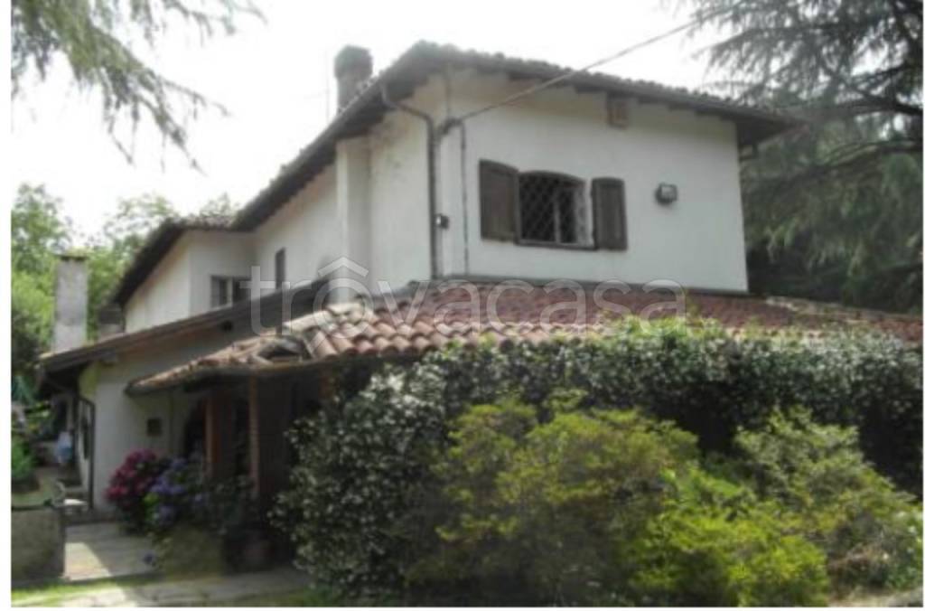 Appartamento all'asta ad Angera localita' Torbera